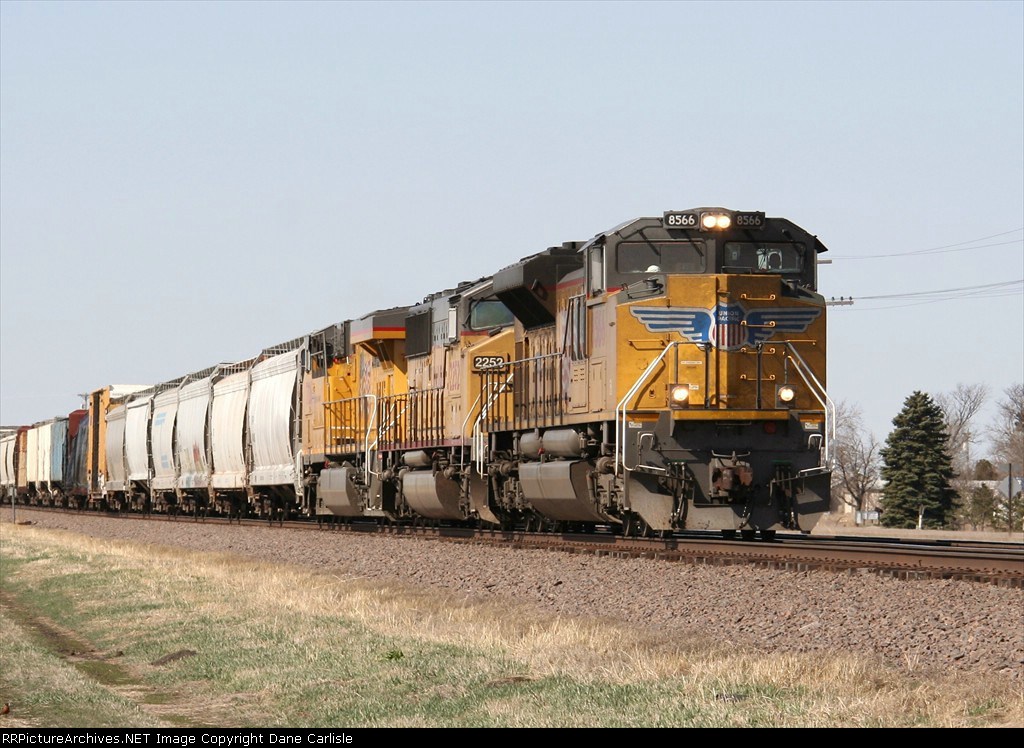 UP 8566 leads a E/B Manifest near Husker Hwy